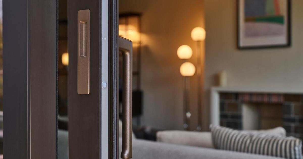 Brons; tegelijk warm, chique én stoer | KwadrO Ramen en Deuren